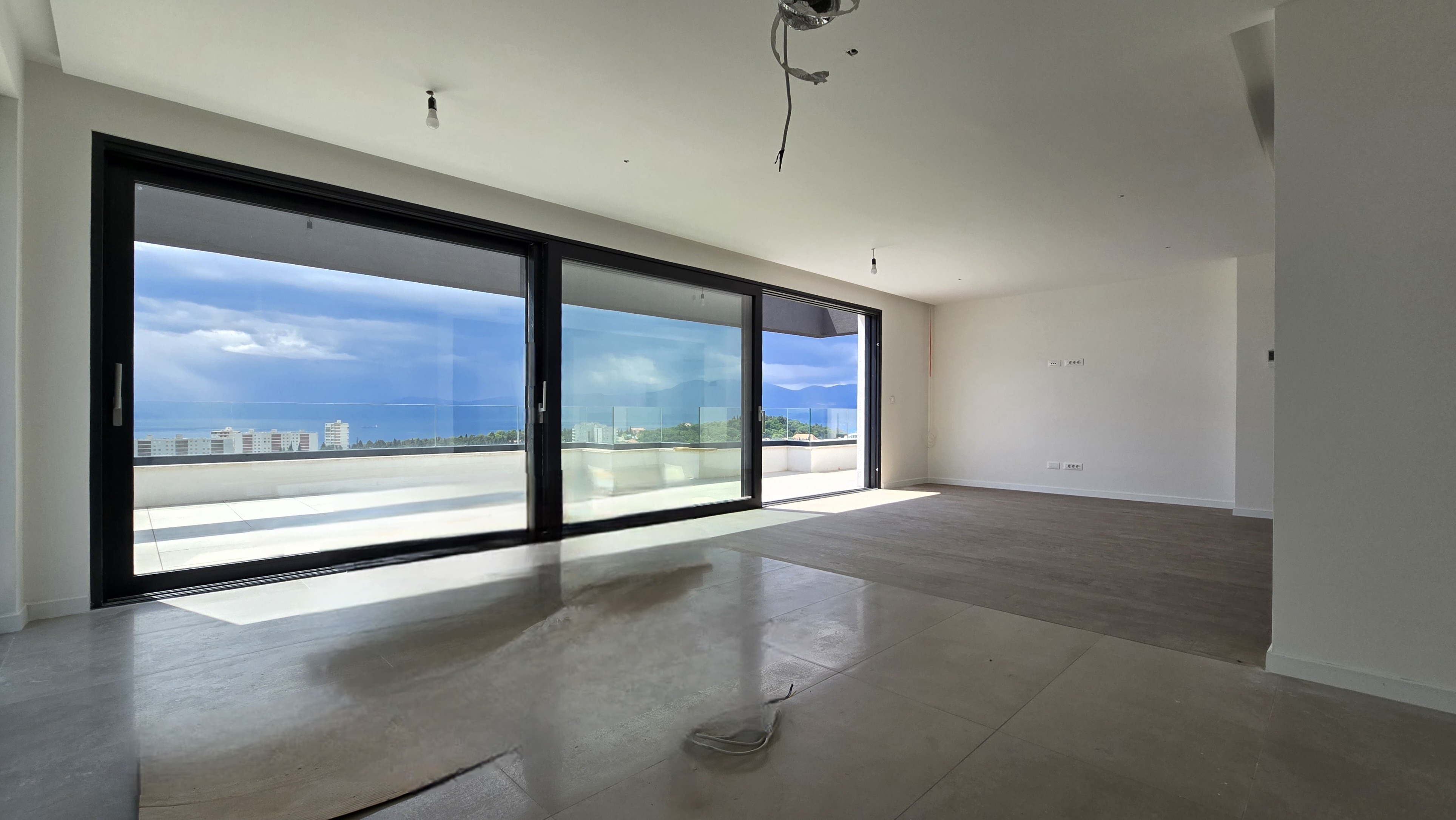 Penthouse with roof terrace and sea view in new development | Remington ...